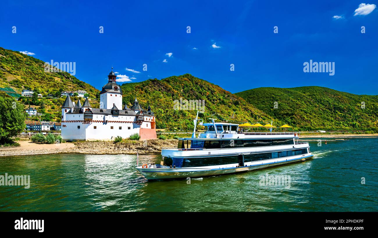 Cruise ship at Pfalzgrafenstein Castle in the Upper Middle Rhine Valley ...