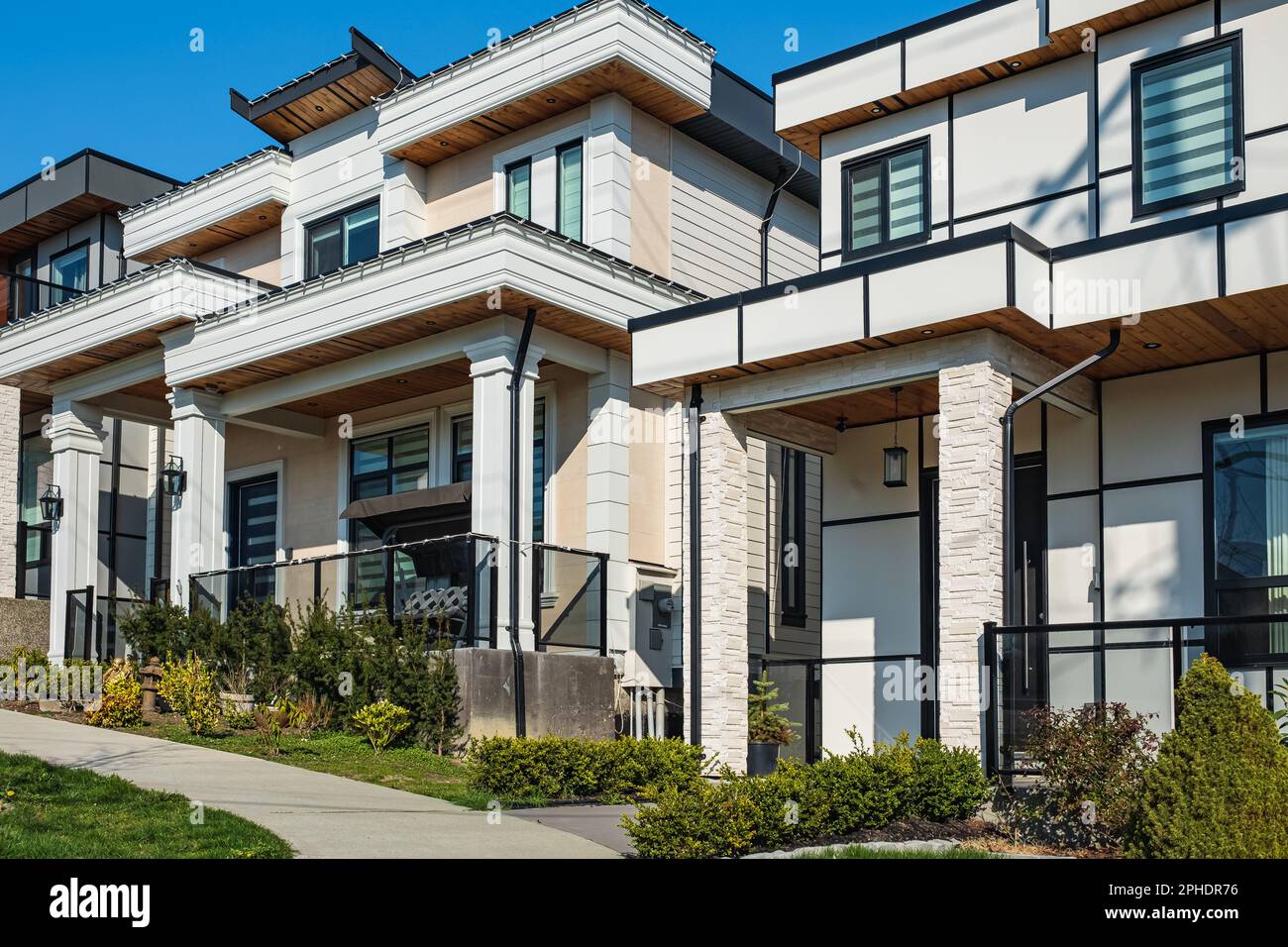 Modern suburban houses spring hi-res stock photography and images - Alamy