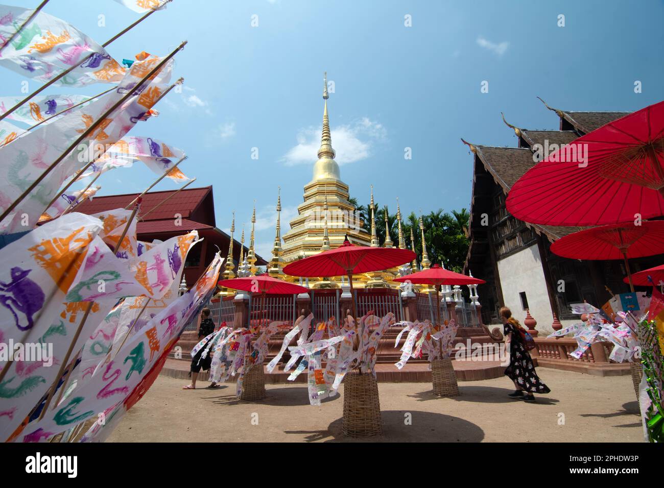 Songkran Festival is celebrated in a traditional New Year's Day, A Lovers comes to decorate tung ...