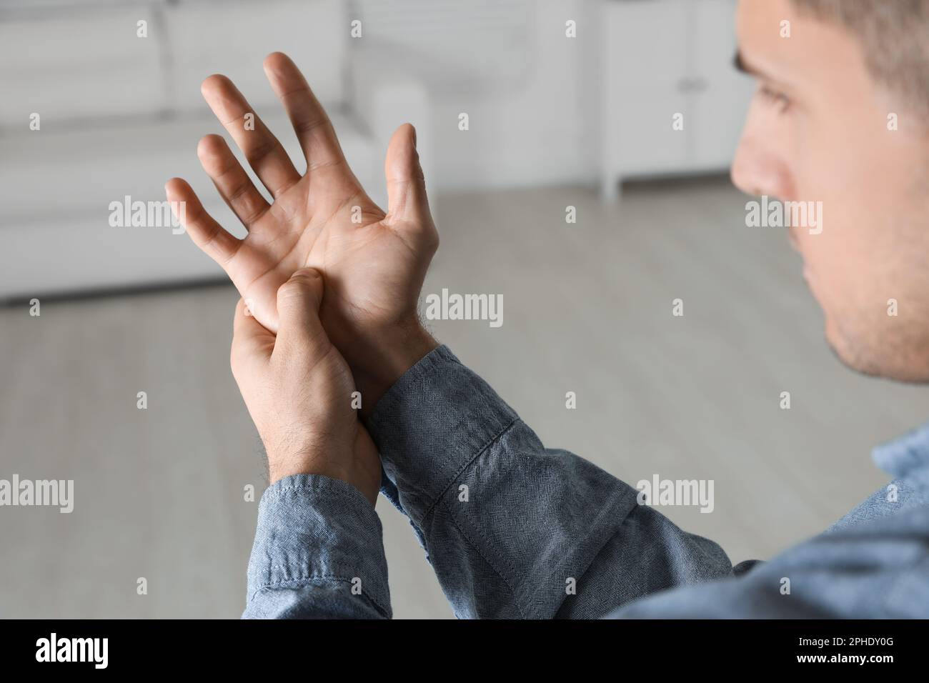 Medical condition trigger finger hi-res stock photography and images ...