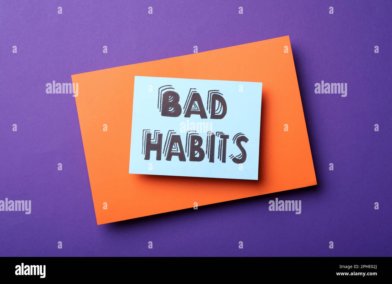 Paper note with words Bad Habits on purple background, top view Stock ...
