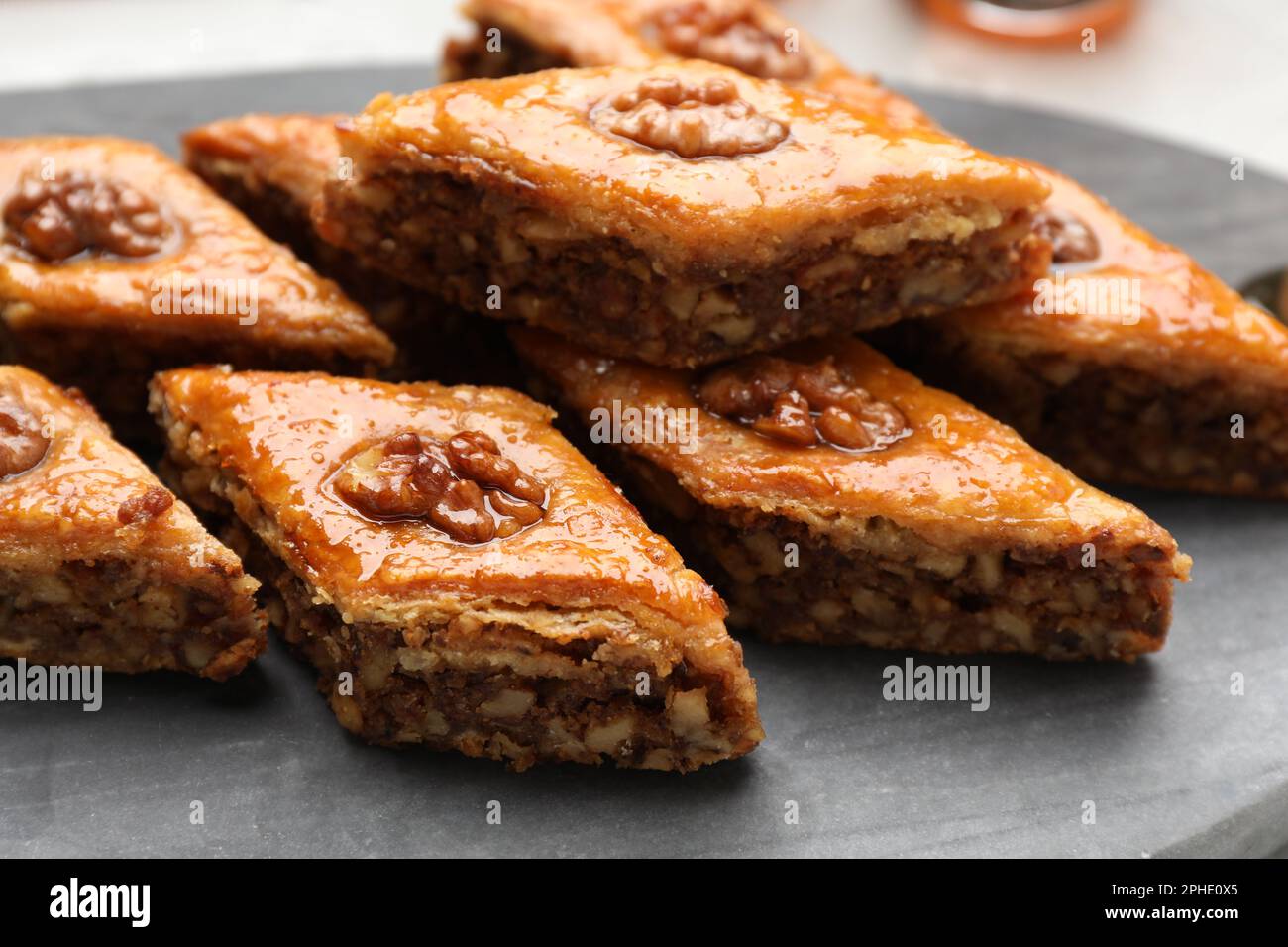 Walnuts on board hi-res stock photography and images - Alamy