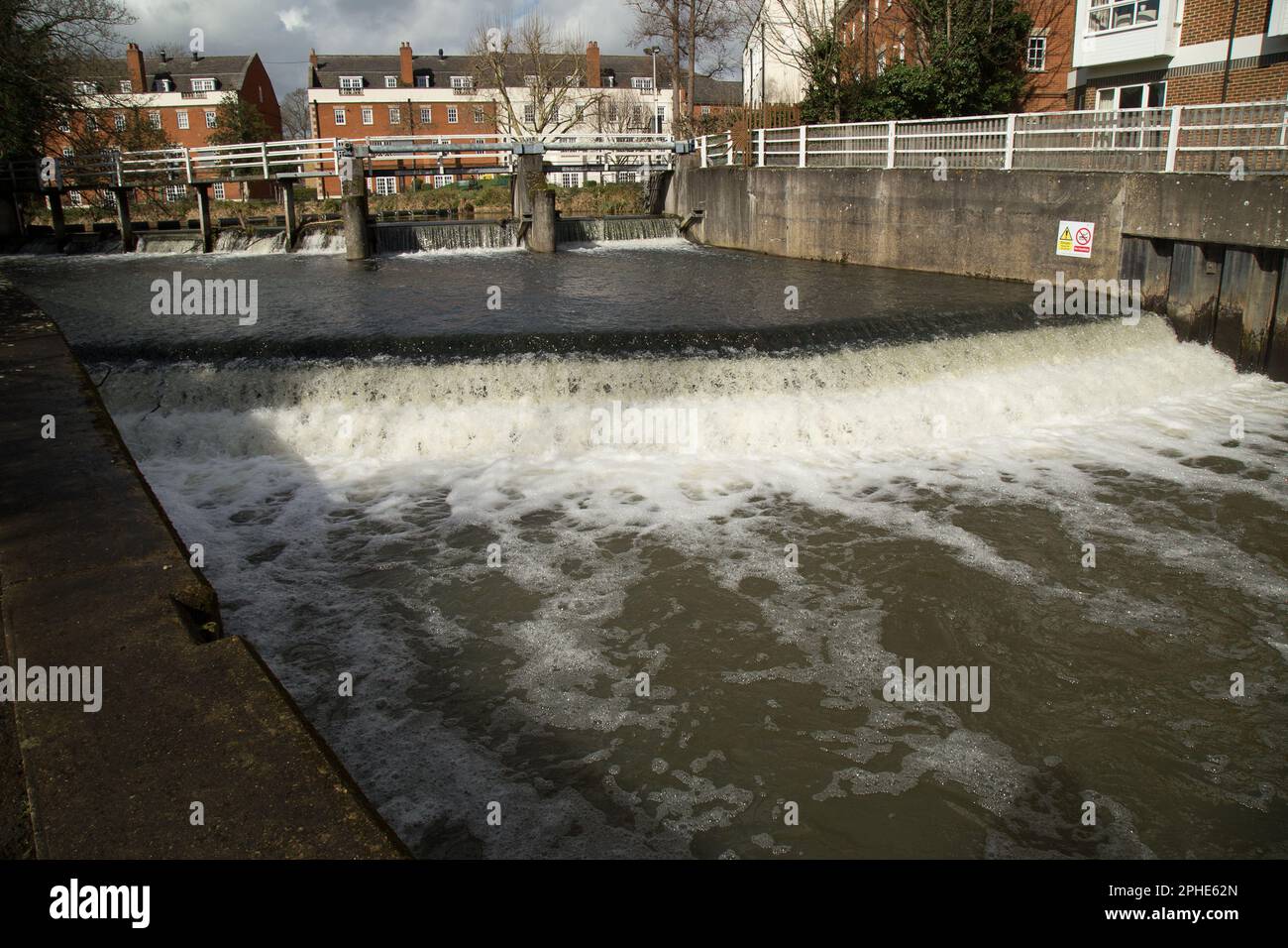 Thames river homes walk hi-res stock photography and images - Alamy