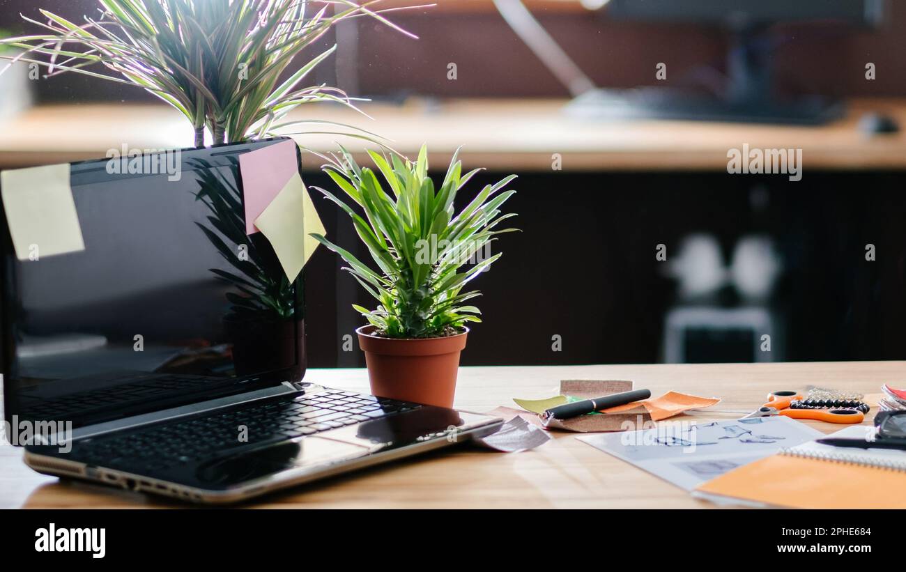 creative chaos work clutter papers office desk Stock Photo - Alamy