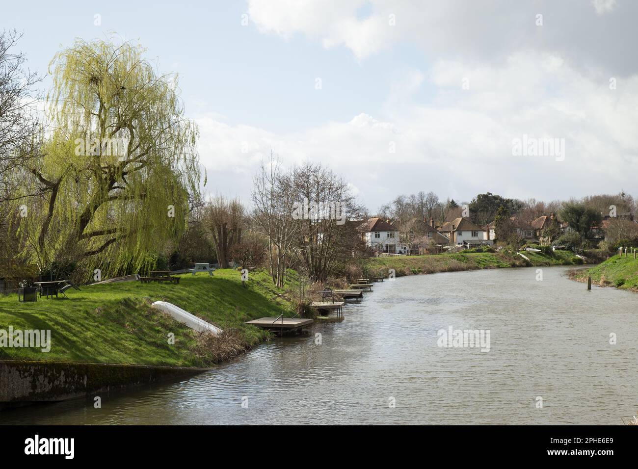 Thames river homes walk hi-res stock photography and images - Alamy