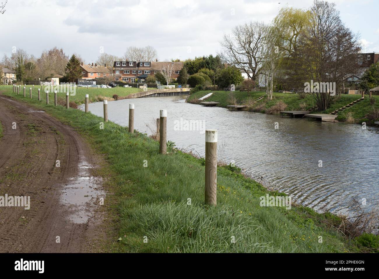 Thames river homes walk hi-res stock photography and images - Alamy