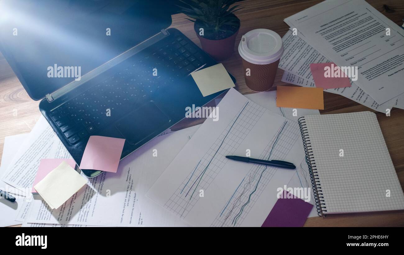 creative chaos work clutter papers office desk Stock Photo - Alamy