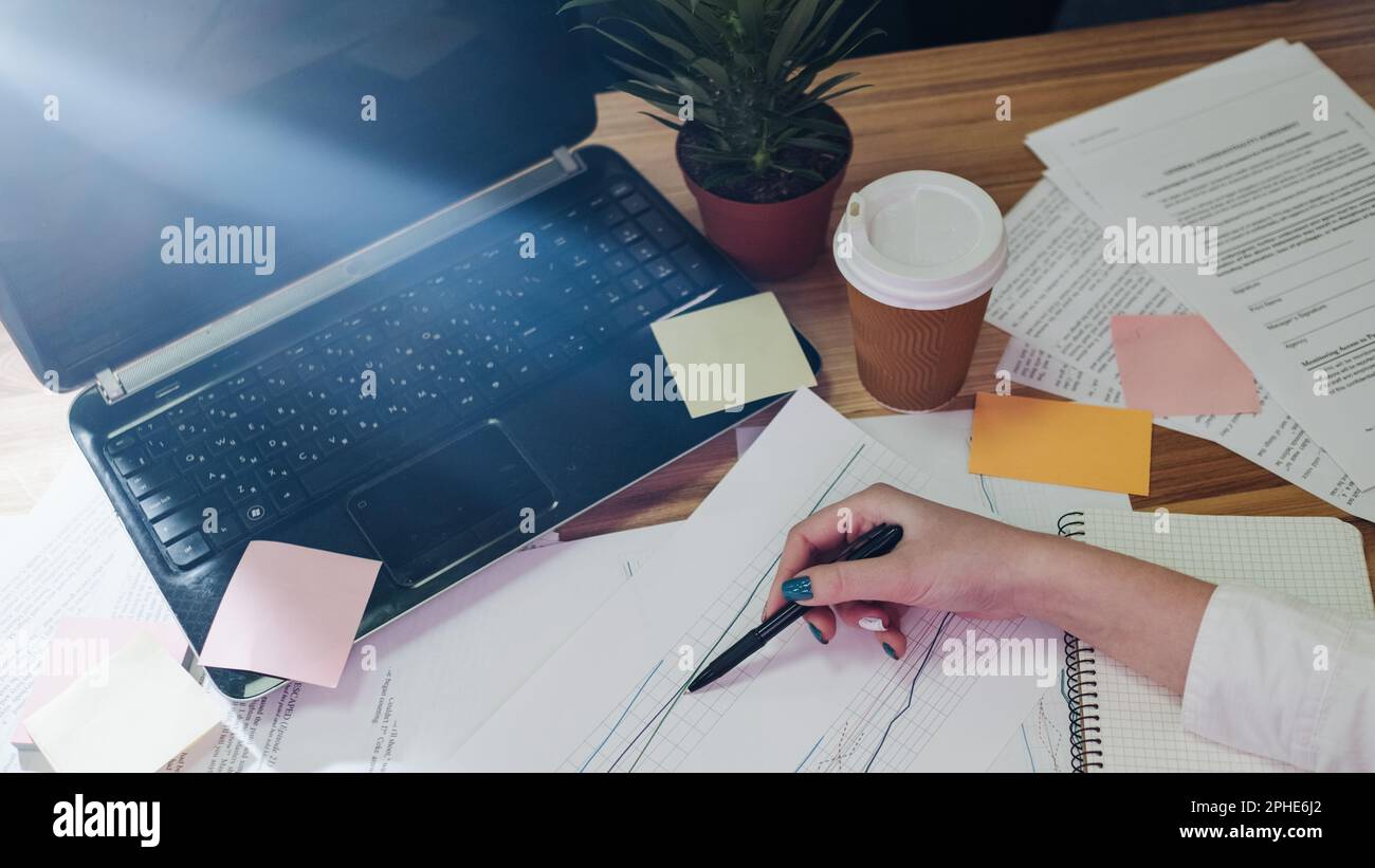 Business papers desk hi-res stock photography and images - Alamy