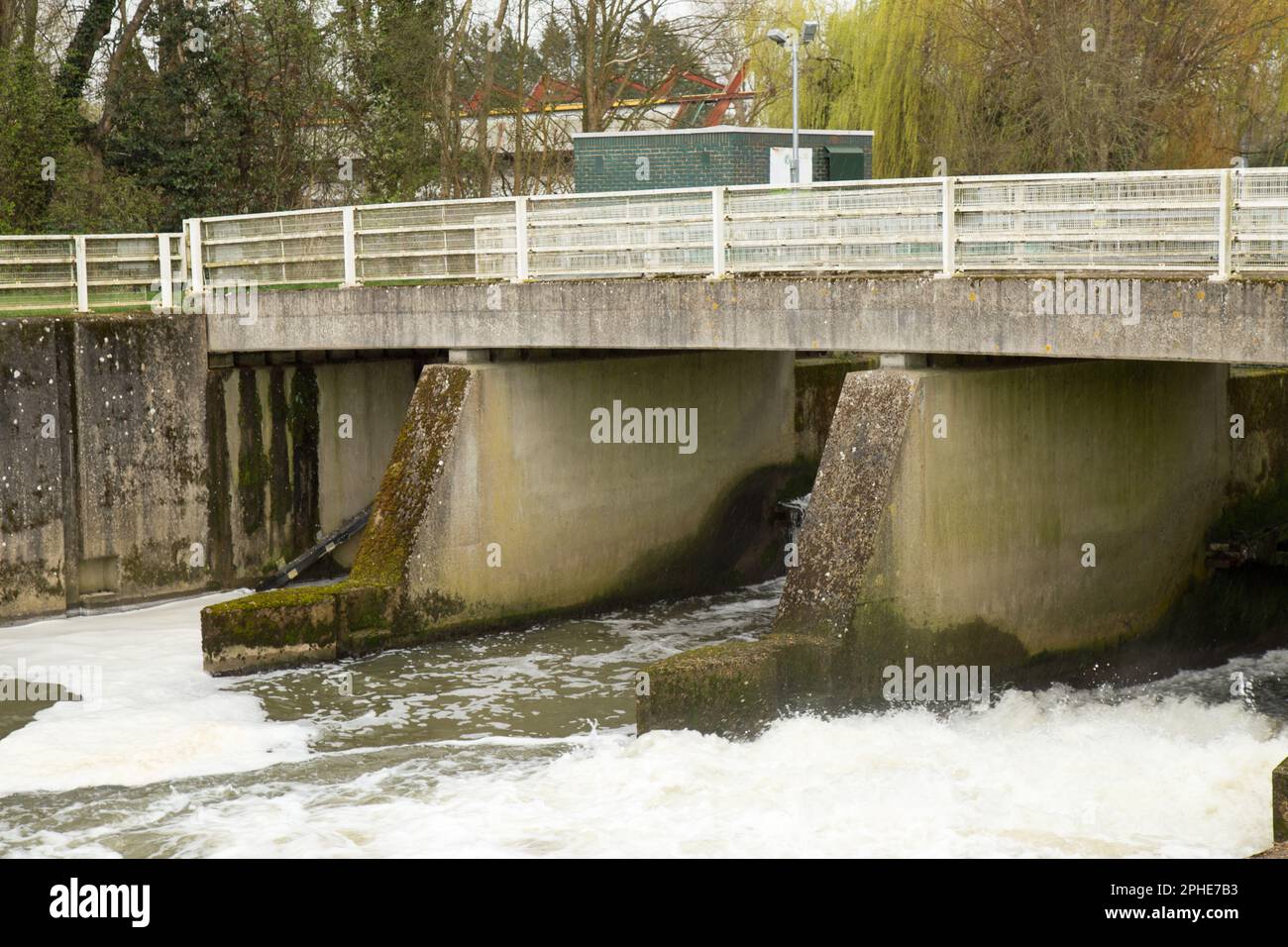 Thames concrete weir hi-res stock photography and images - Alamy