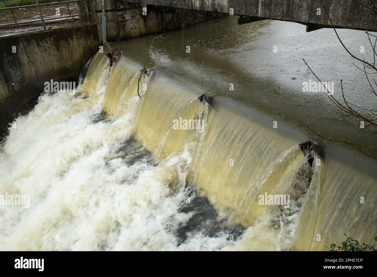 Thames concrete weir hi-res stock photography and images - Alamy