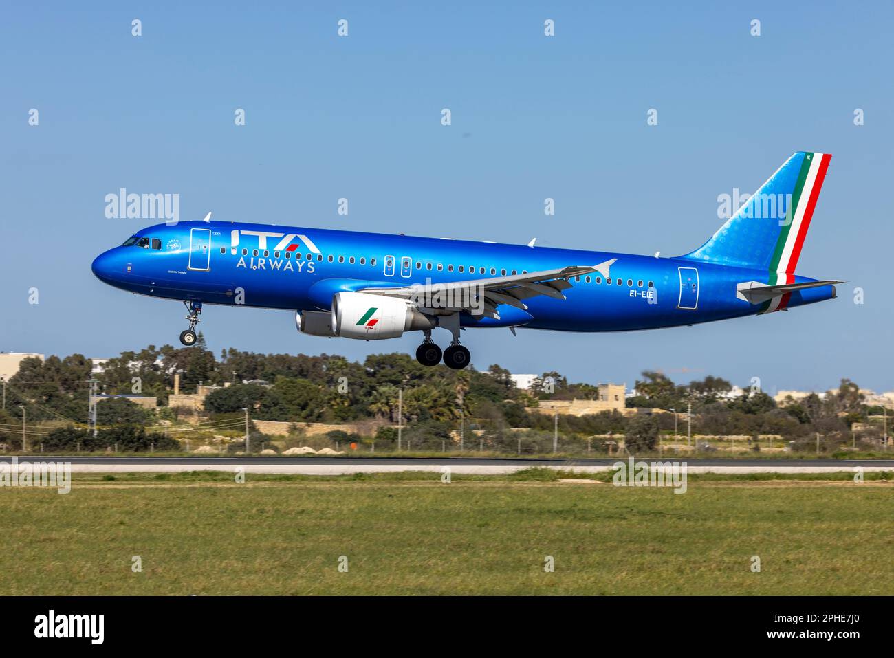 ITA Airways Airbus A320-216 (REG: EI-EIE) landing in splendid sunshine ...