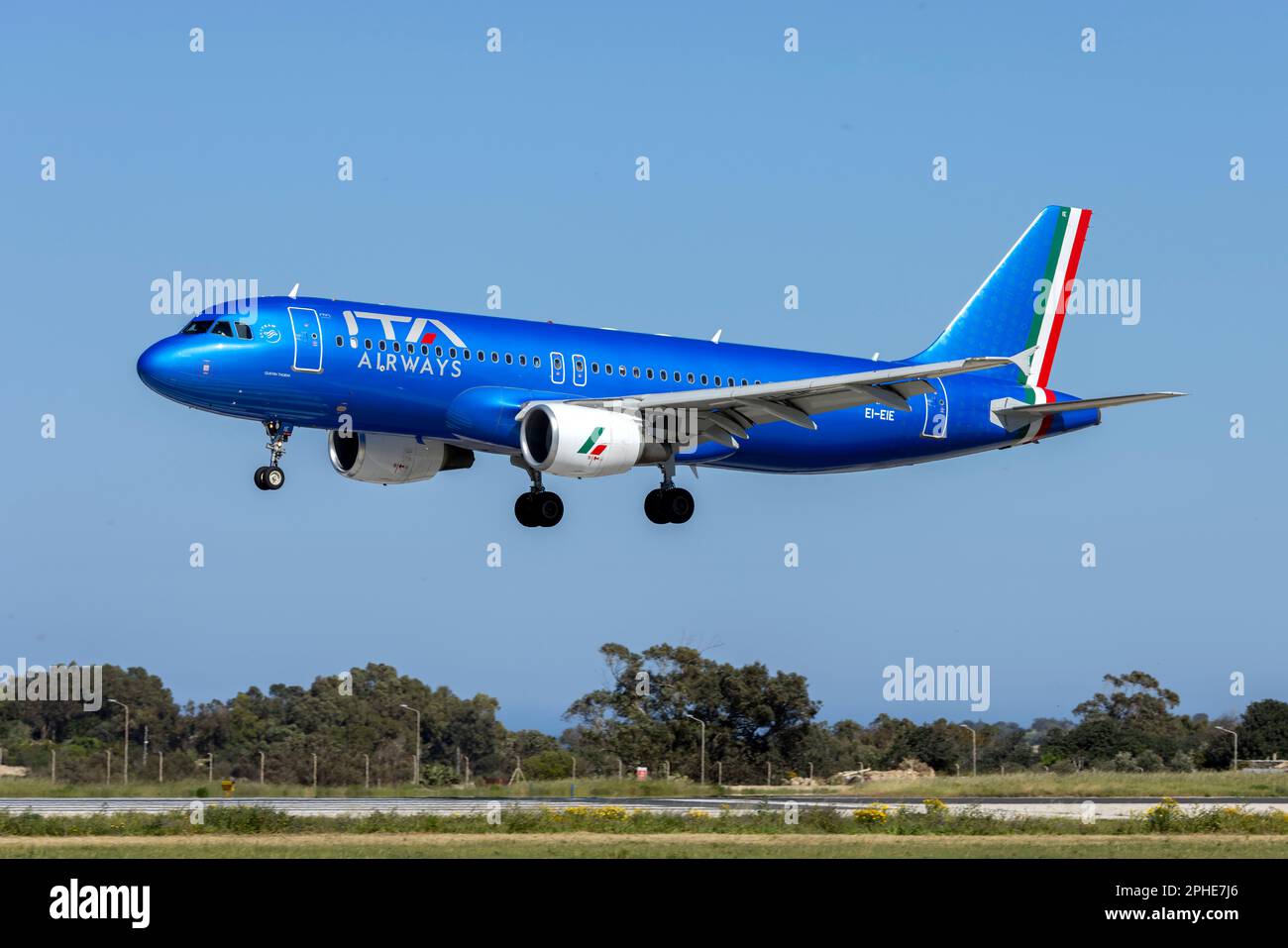 ITA Airways Airbus A320-216 (REG: EI-EIE) landing in splendid sunshine ...