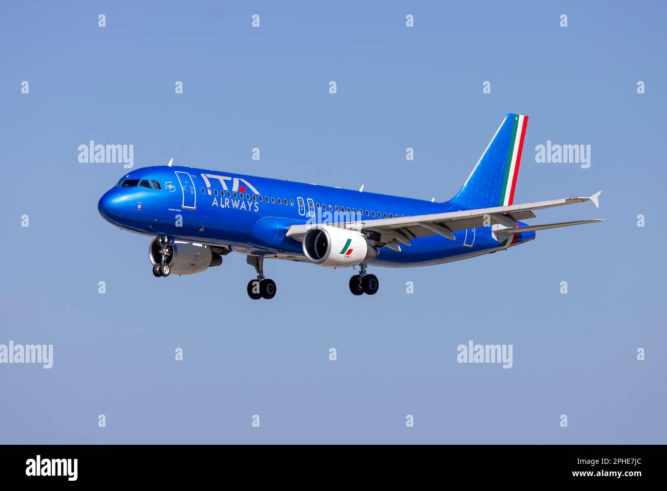 ITA Airways Airbus A320-216 (REG: EI-EIE) landing in splendid sunshine ...