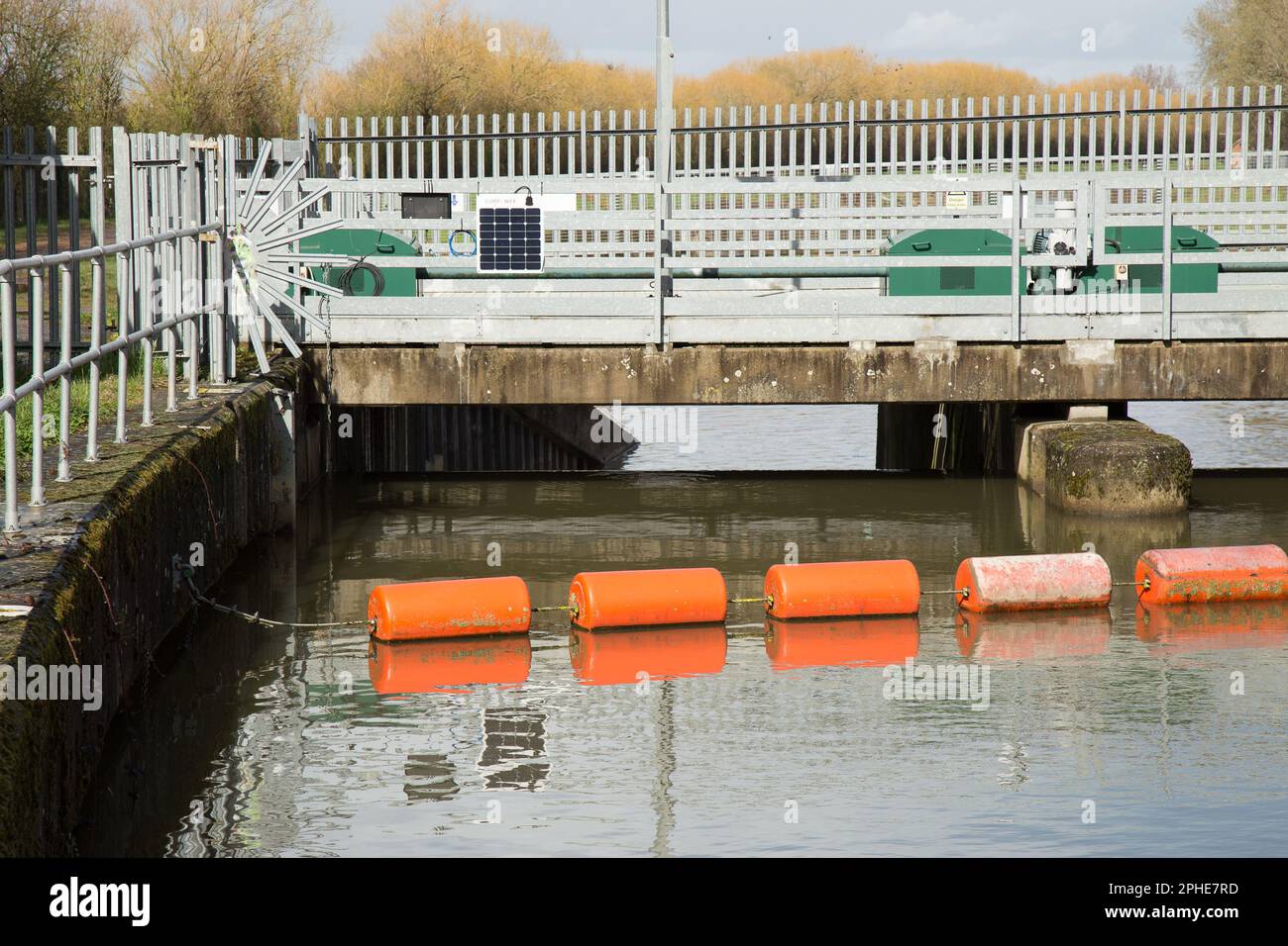 Thames concrete weir hi-res stock photography and images - Alamy