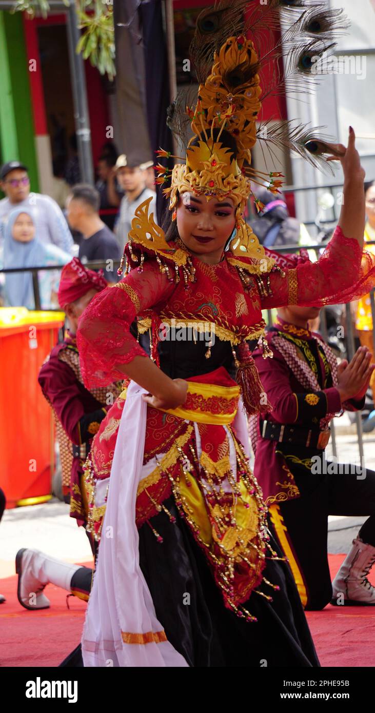 Indonesian traditional dancer with traditional clothes Stock Photo - Alamy