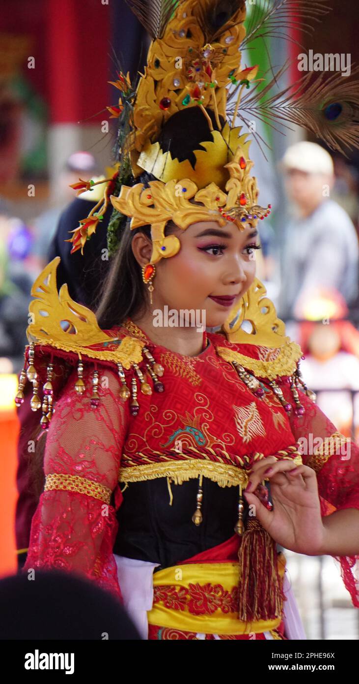 Indonesian traditional dancer with traditional clothes Stock Photo - Alamy