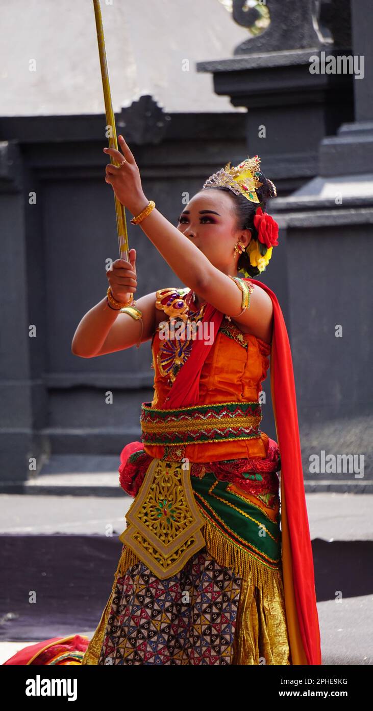 Indonesian traditional dancer with traditional clothes Stock Photo - Alamy