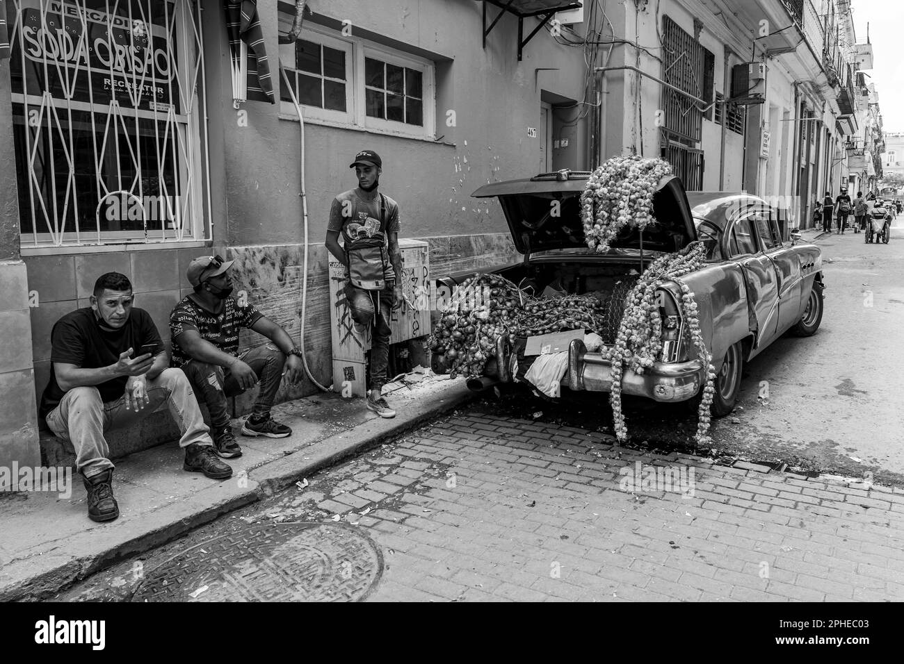 Sale of garlic in Habana, Cuba Stock Photo - Alamy