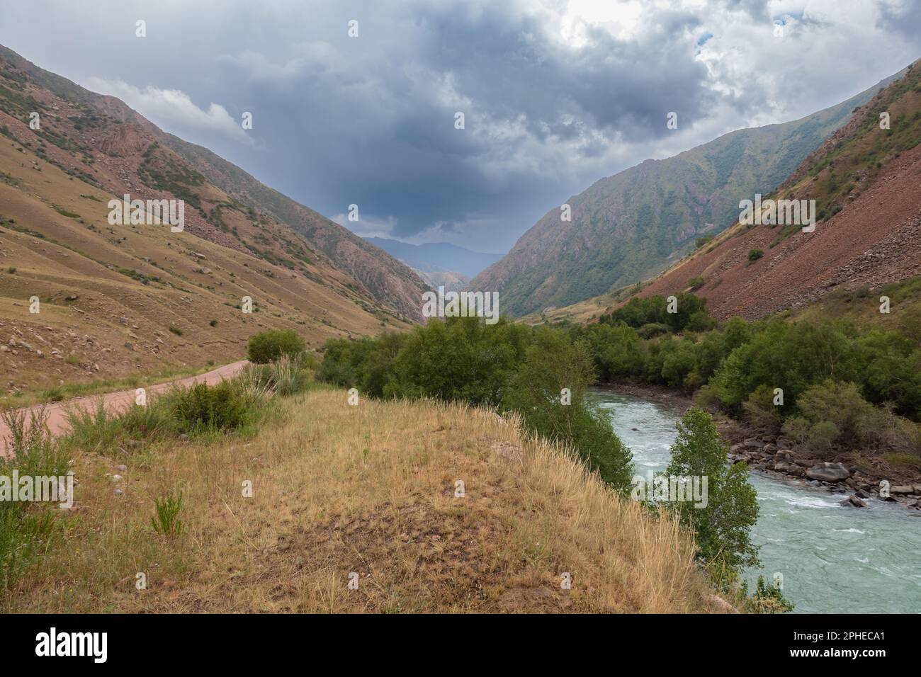 Vertical shot gravel road hi-res stock photography and images - Alamy