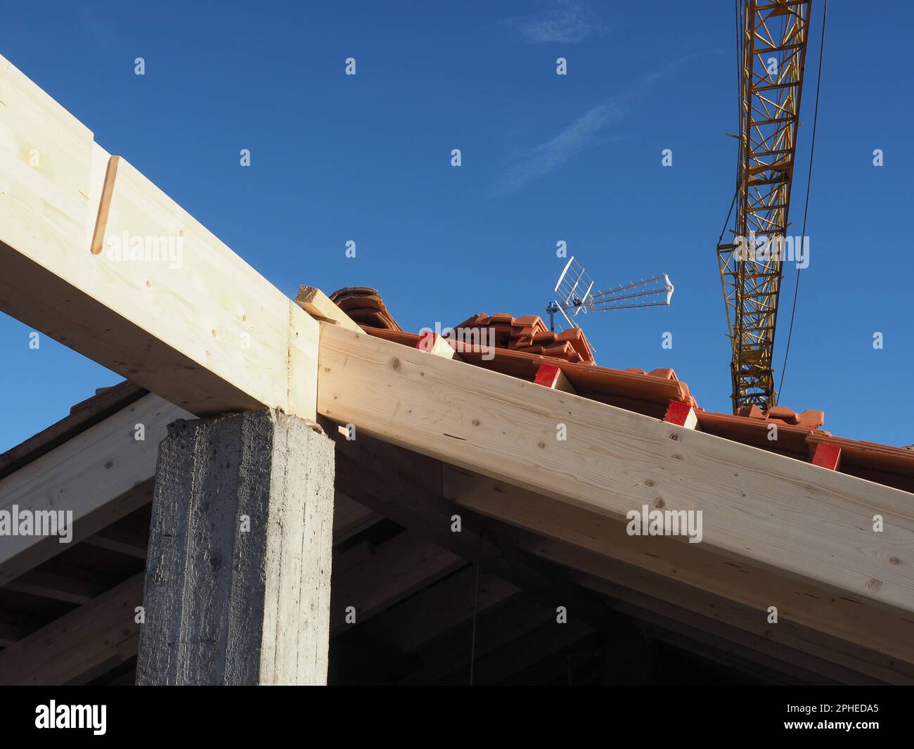 roof construction works in a building site Stock Photo - Alamy