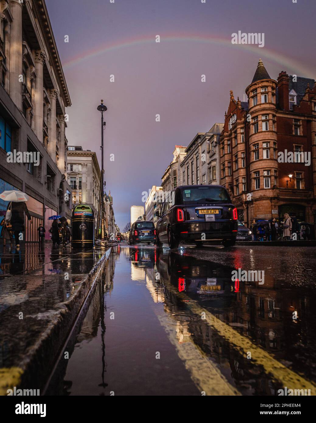 Traffic on Oxford Street after the rain in London Stock Photo - Alamy