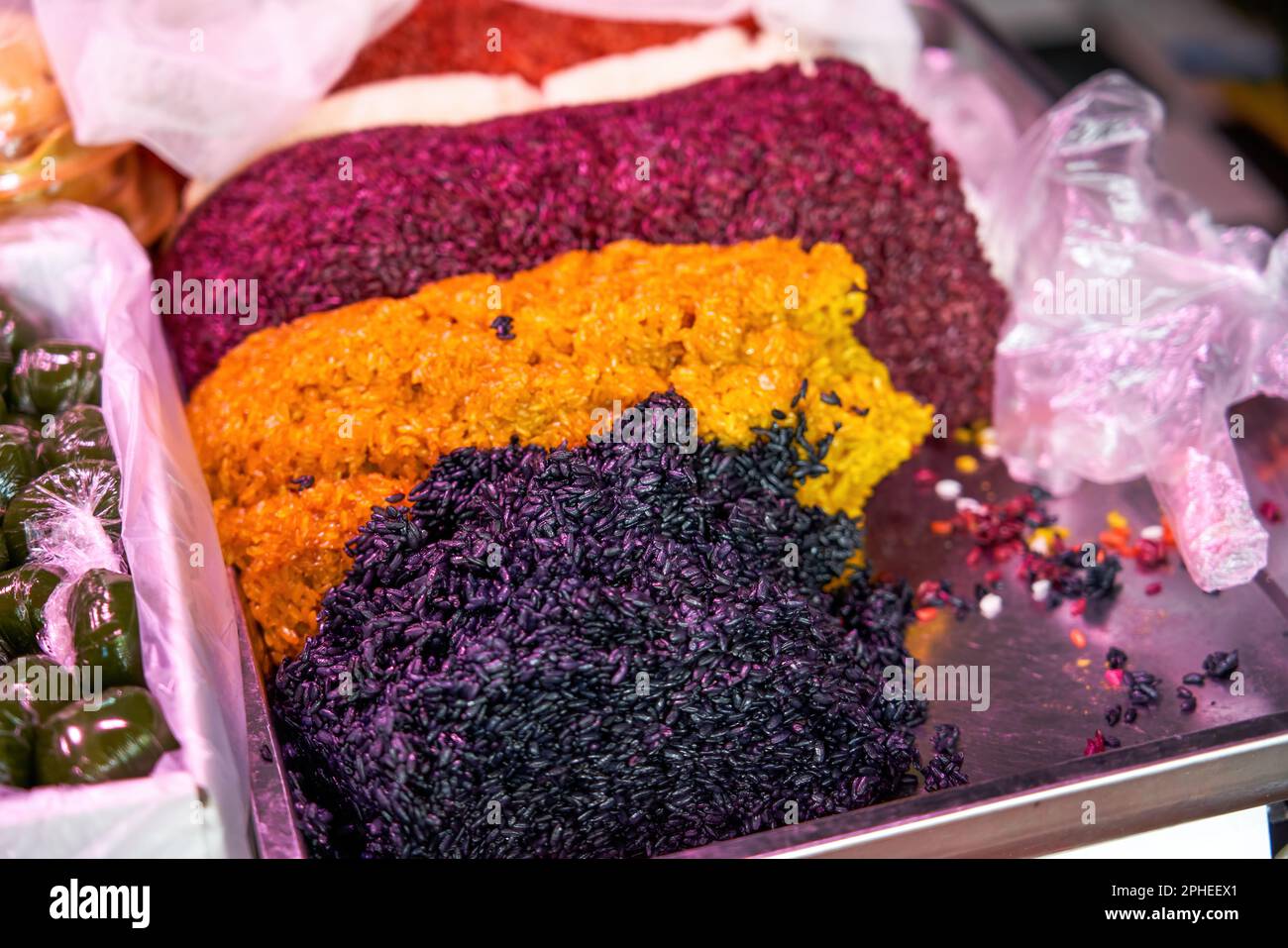 The process of making five-color glutinous rice, a traditional food for ...