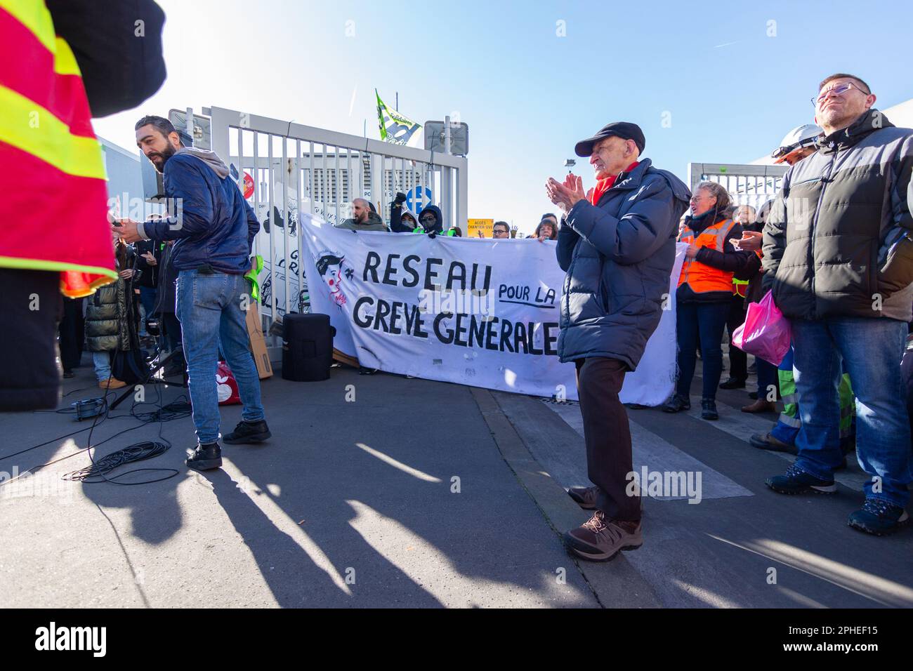 Paris, France. 27th Mar, 2023. People are seen blocking the Ivry-sur ...