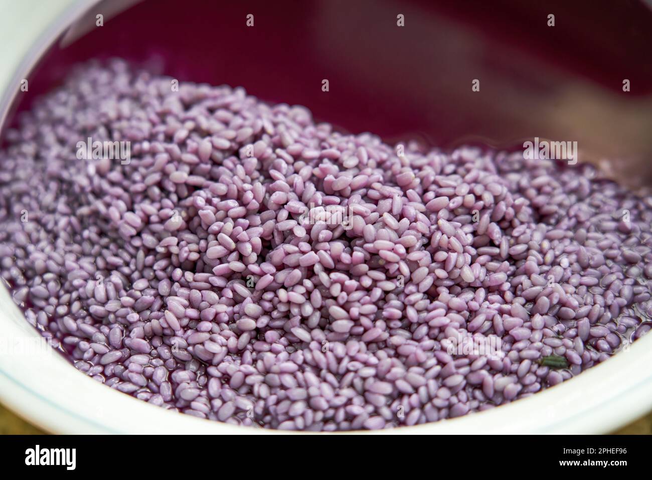 The process of making five-color glutinous rice, a traditional food for ...