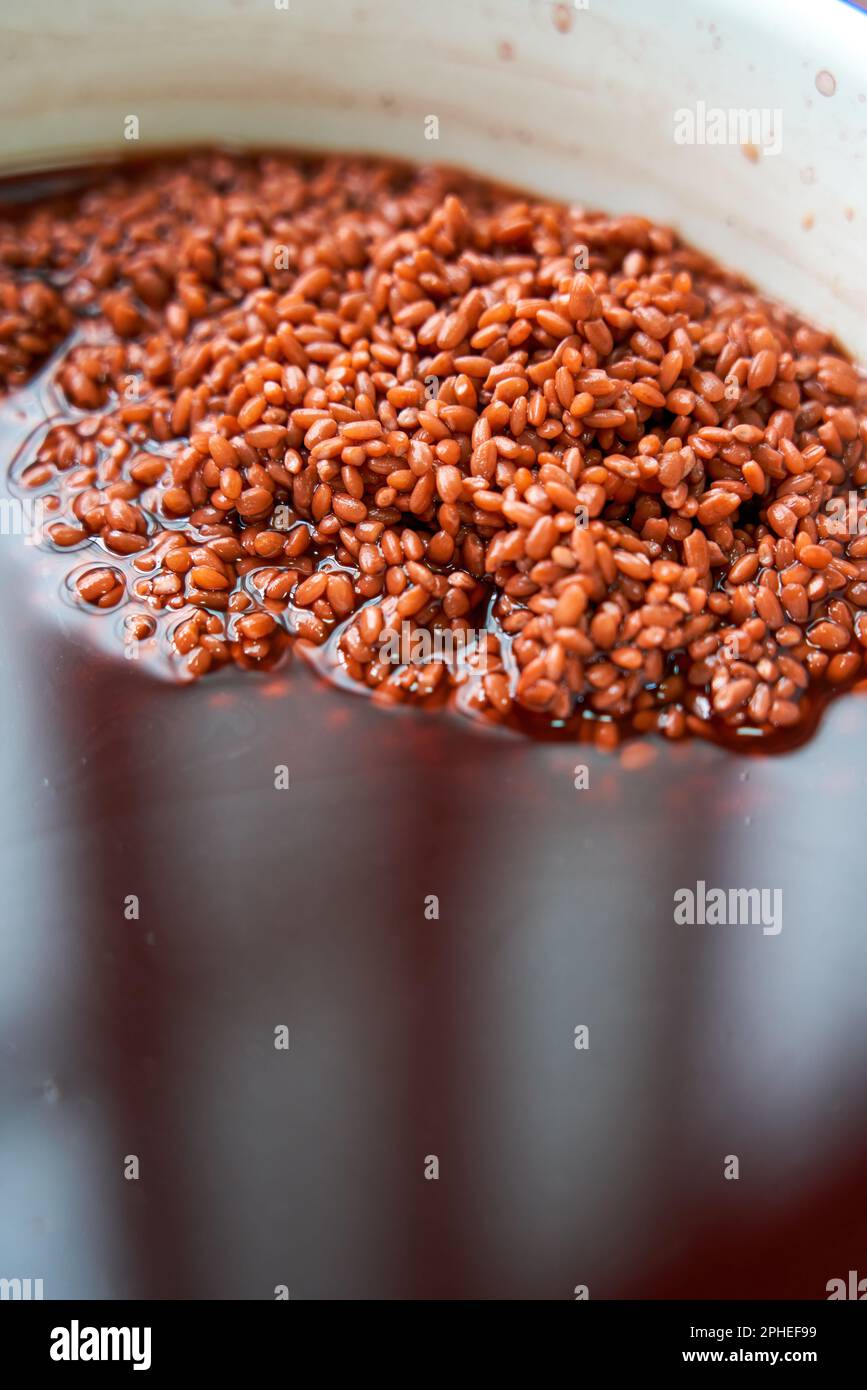 The process of making five-color glutinous rice, a traditional food for ...