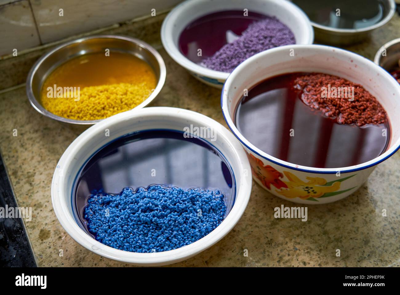 The process of making five-color glutinous rice, a traditional food for ...