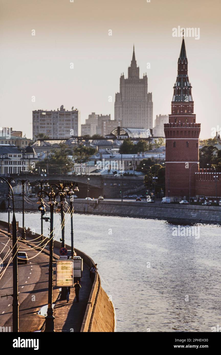 Moskva River embankment, Kremlin and MID tower Stock Photo - Alamy