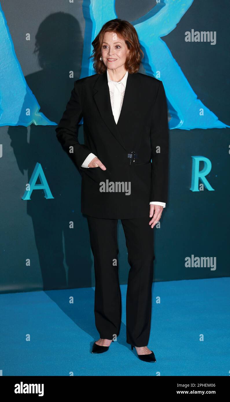 Sigourney Weaver attends the "Avatar: The Way Of Water" photocall at ...