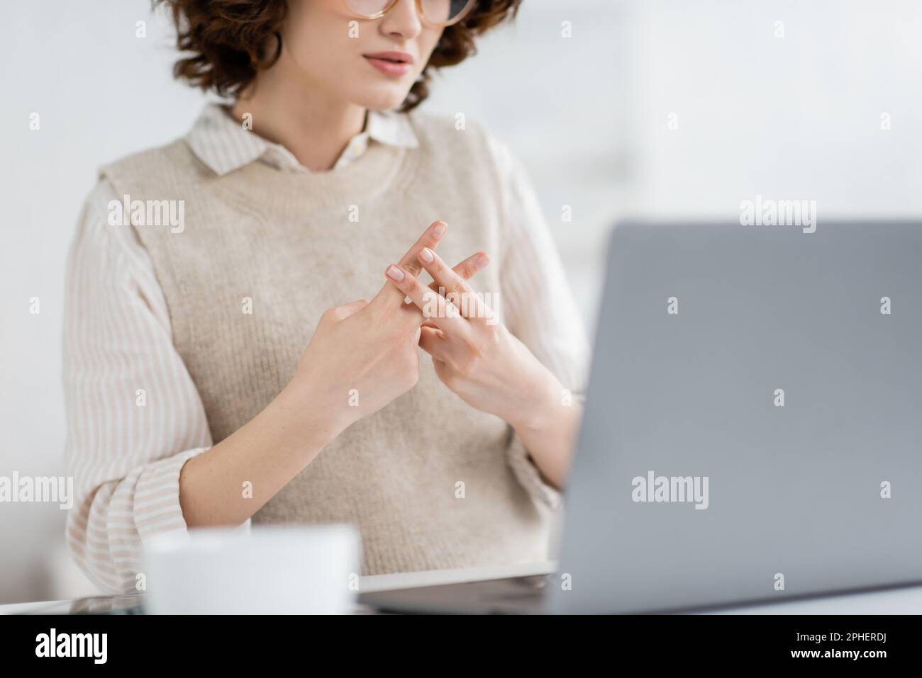 Two handed sign language hi-res stock photography and images - Alamy