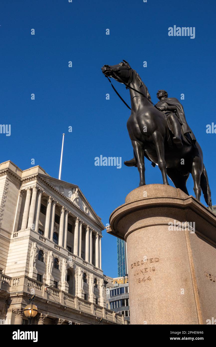 The Bank of England and equestrian statue of the Duke of Wellington ...