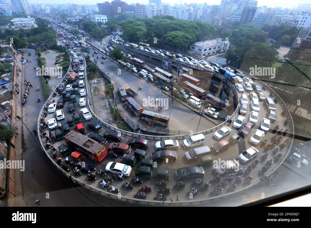 Dhaka, Bangladesh. 28th Mar, 2023. Vehicles stuck in the traffic jam in ...