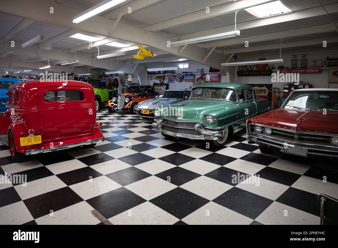 Detail of an old American mechanical workshop garage with classic cars ...
