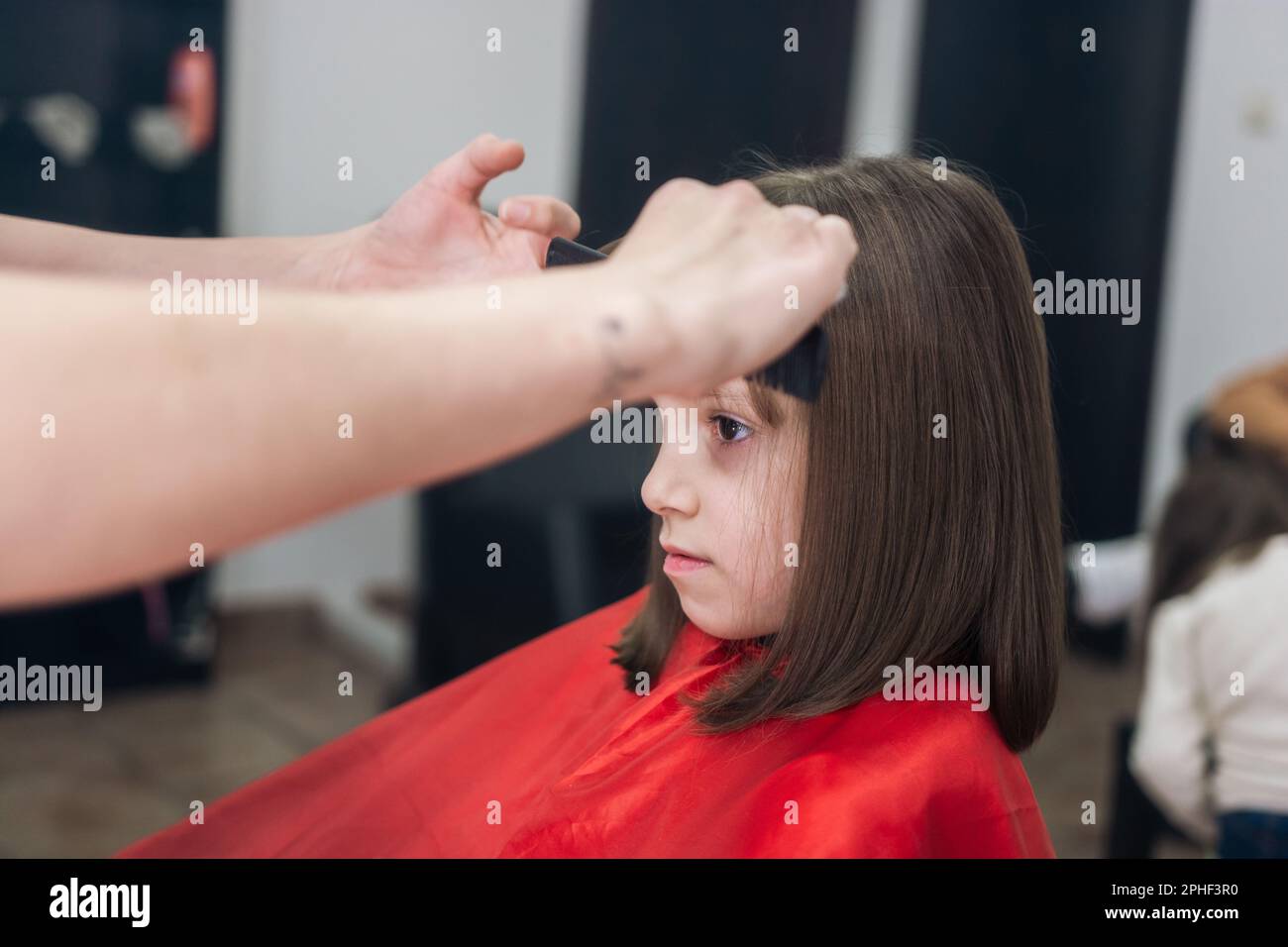 Girls cutting hair hi-res stock photography and images - Alamy