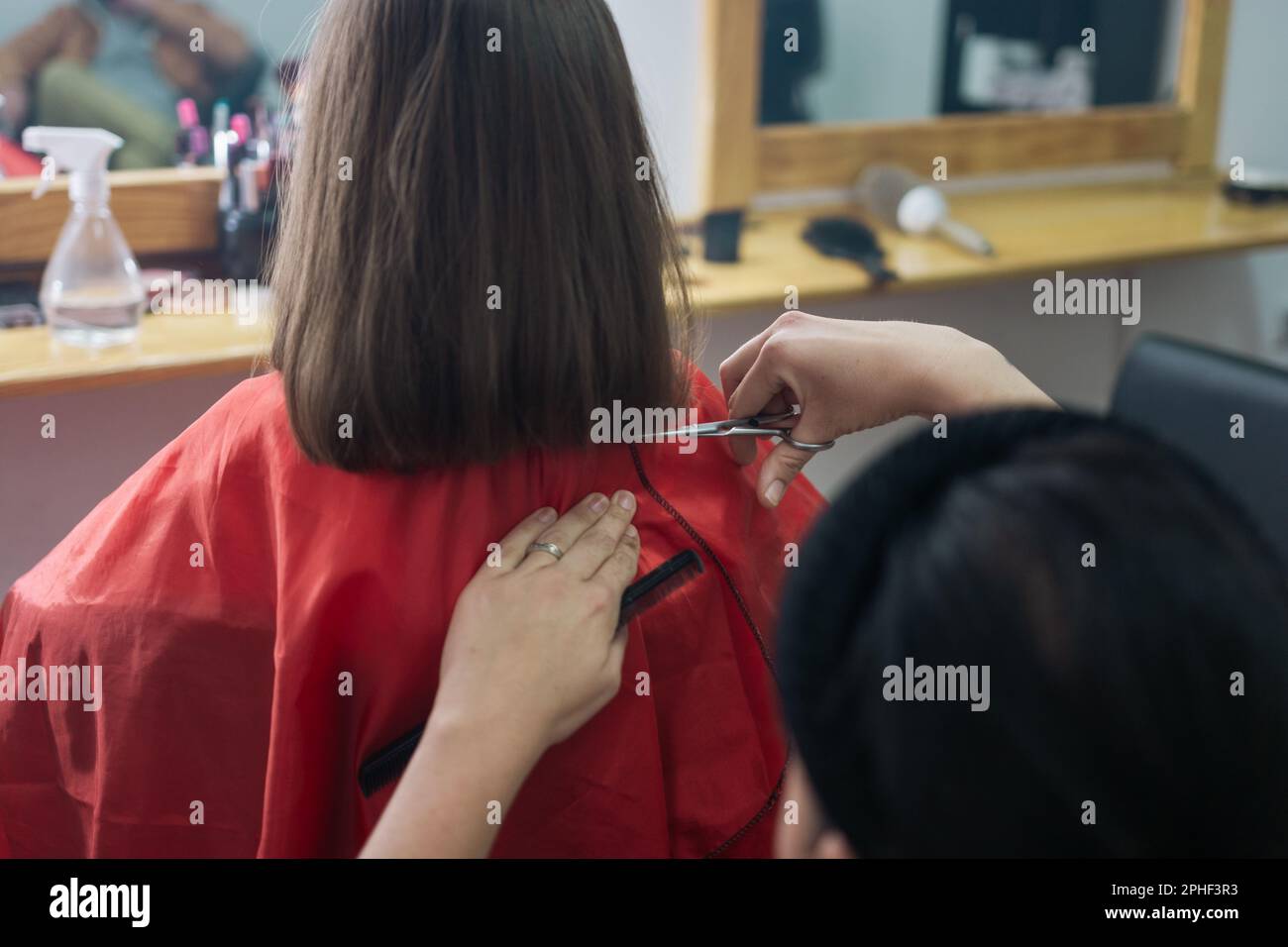 Girls cutting hair hi-res stock photography and images - Alamy
