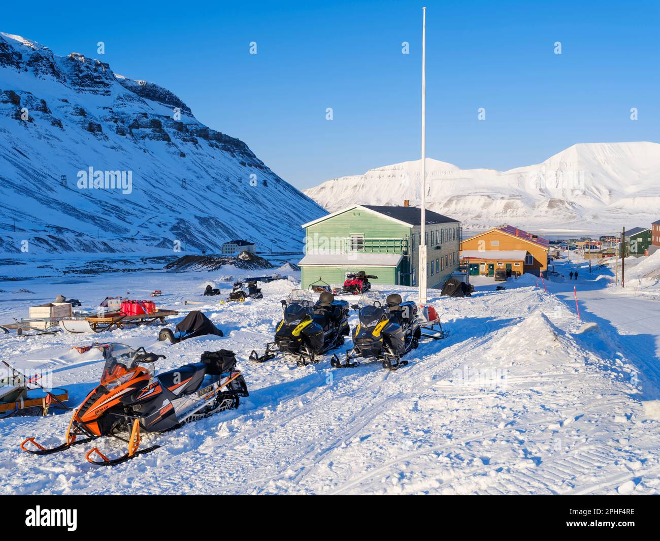 Motorschlitten in der Stadt. Longyearbyen, die Hauptstadt von Svalbard ...
