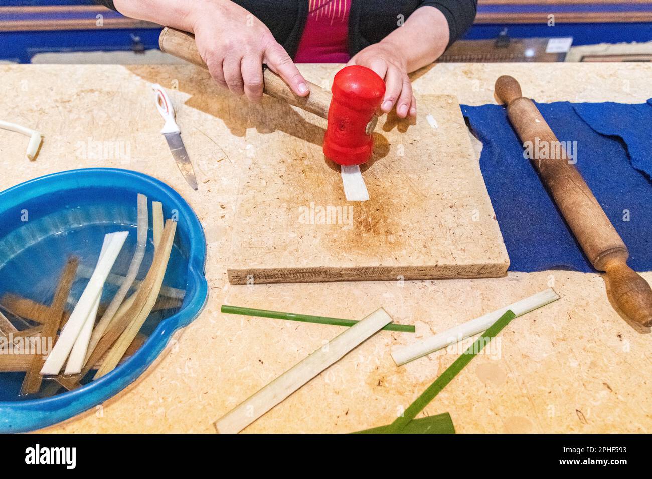 Making papyrus sheet hi-res stock photography and images - Alamy