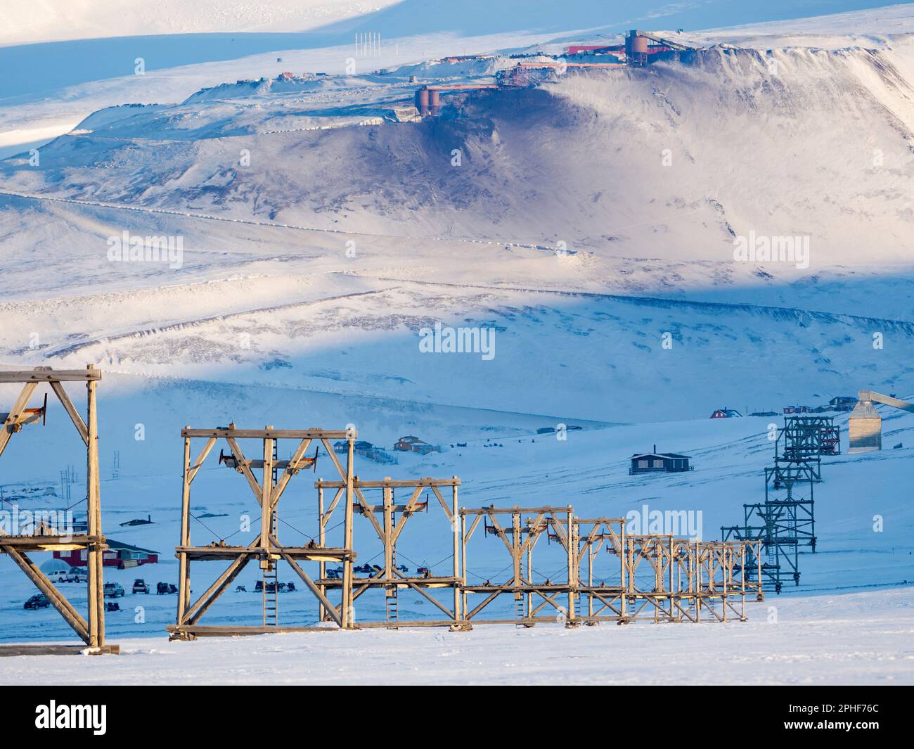 Die Gruve 2b und die Seilbahn zum Transport der Kohle. Longyearbyen ...