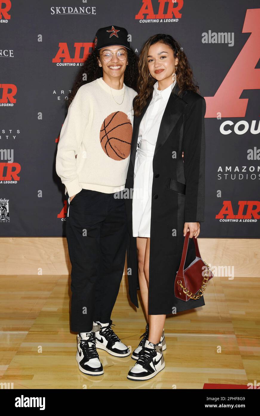 LOS ANGELES, CALIFORNIA - MARCH 27: (L-R) Mariah Linney and Madison ...