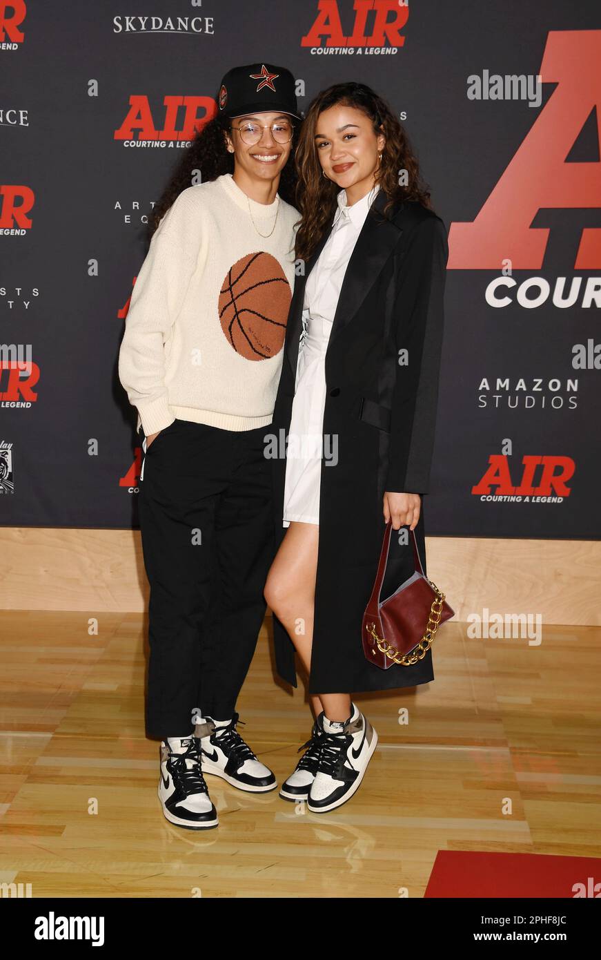 LOS ANGELES, CALIFORNIA - MARCH 27: (L-R) Mariah Linney and Madison ...