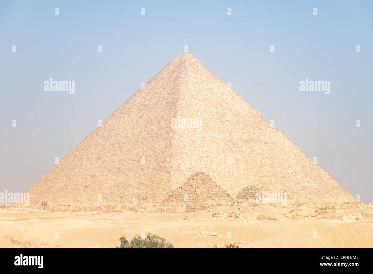 A view of the Great Pyramid of Giza / Khufu Pyramid in Giza, Egypt ...