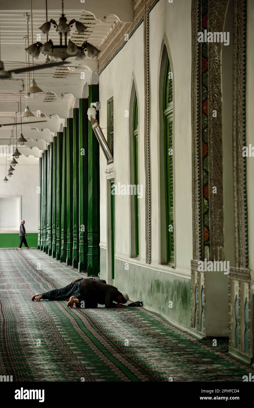 Id Kah Mosque is located in Kashgar, Xinjiang, China, and is the ...