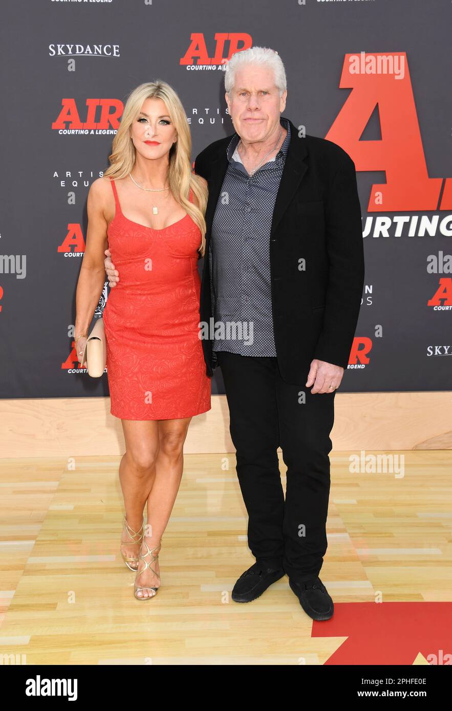 LOS ANGELES, CALIFORNIA - MARCH 27: (L-R) Allison Dunbar and Ron ...