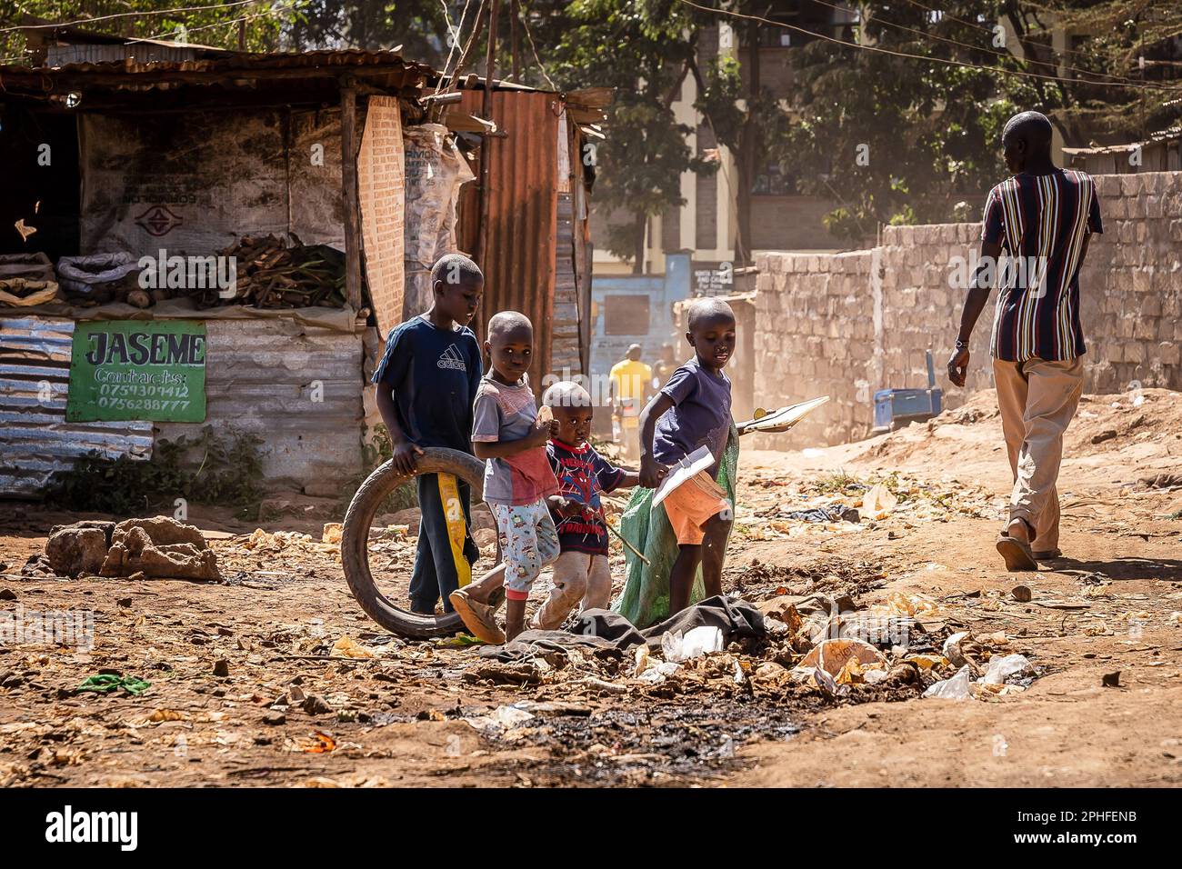 Children playing in the middle of the street in Kibera slum, Nairobi ...