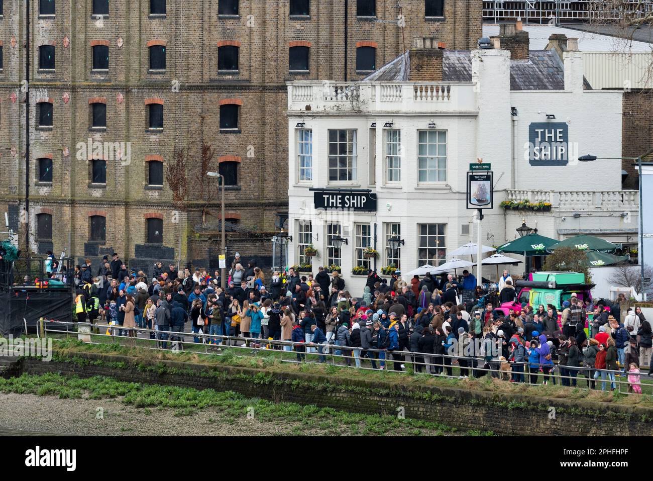 Crowds on the River Thames at Mortlake, London, UK, for the University ...