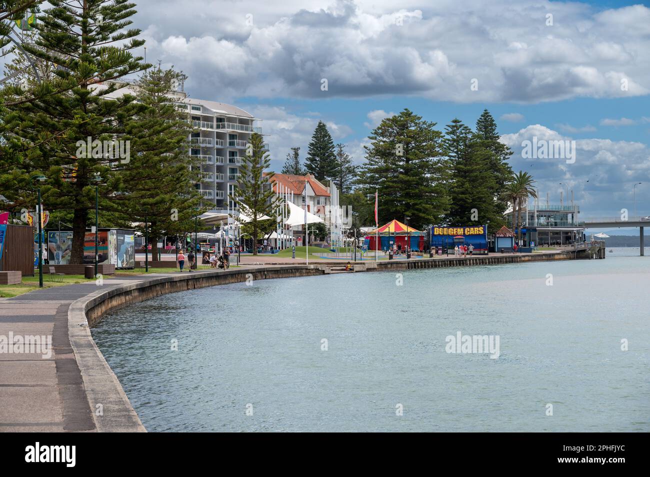 The promenade and tourist attractions at The Entrance on The Pacific ...
