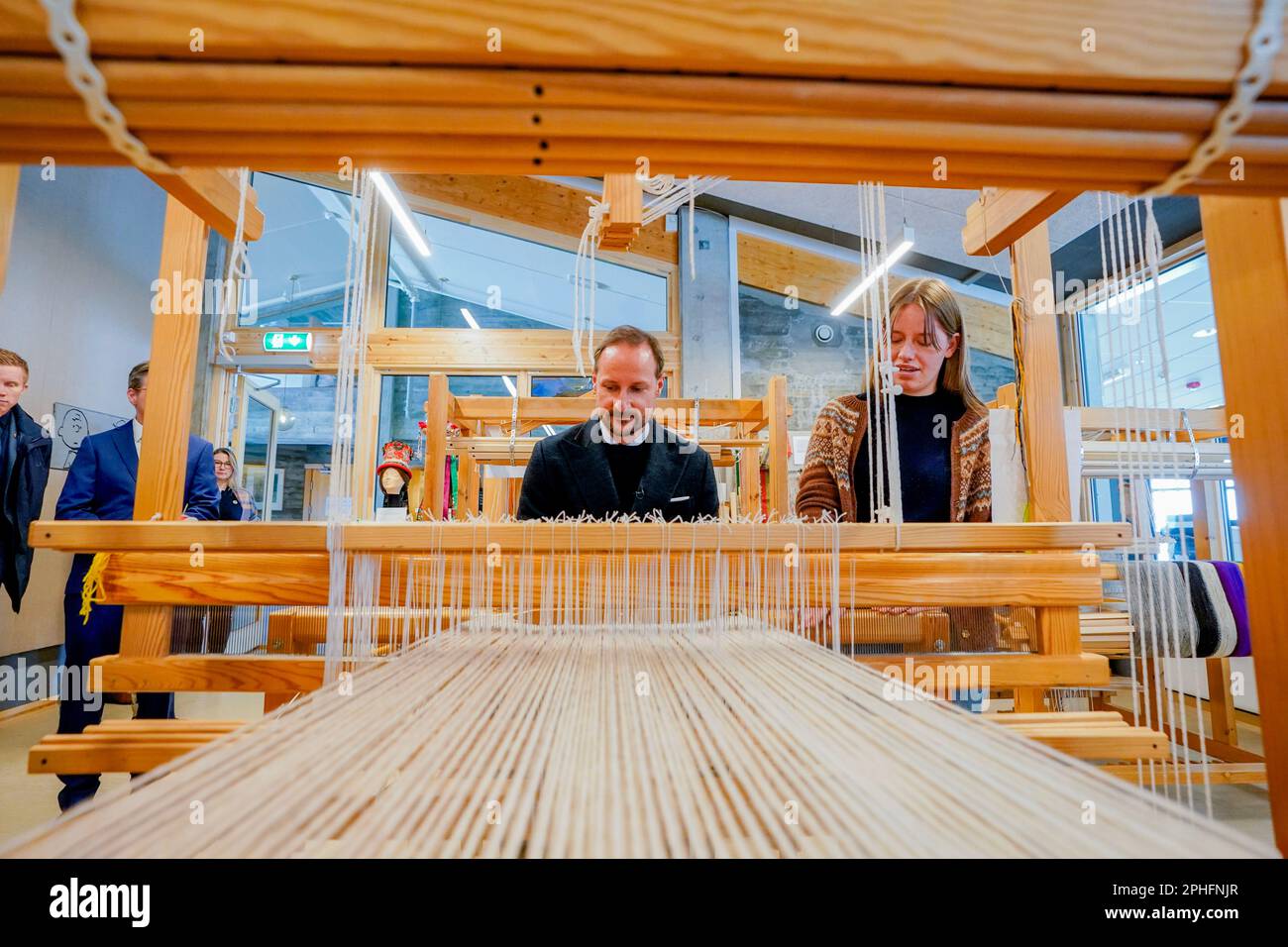 Rauland 20230328.Crown Prince Haakon gets help in weaving from Emma ...
